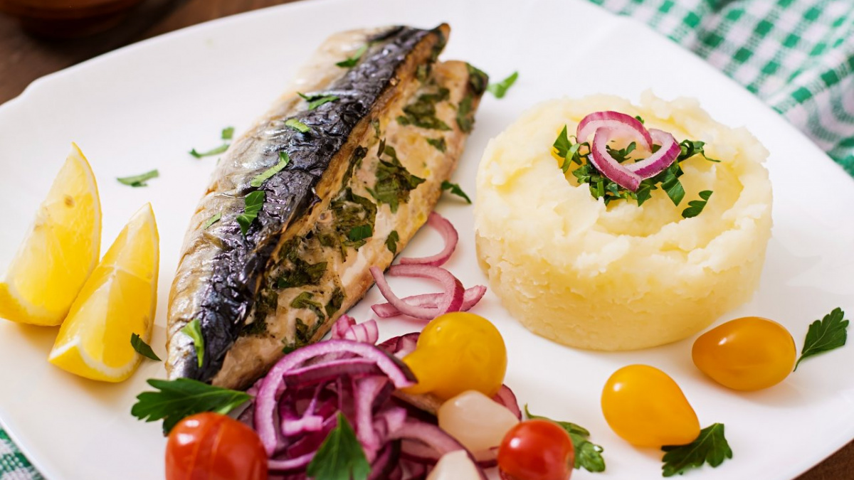Запечена скумбрія з цибулею рецепт від Євгена Клопотенка Читайте на Ukr Net